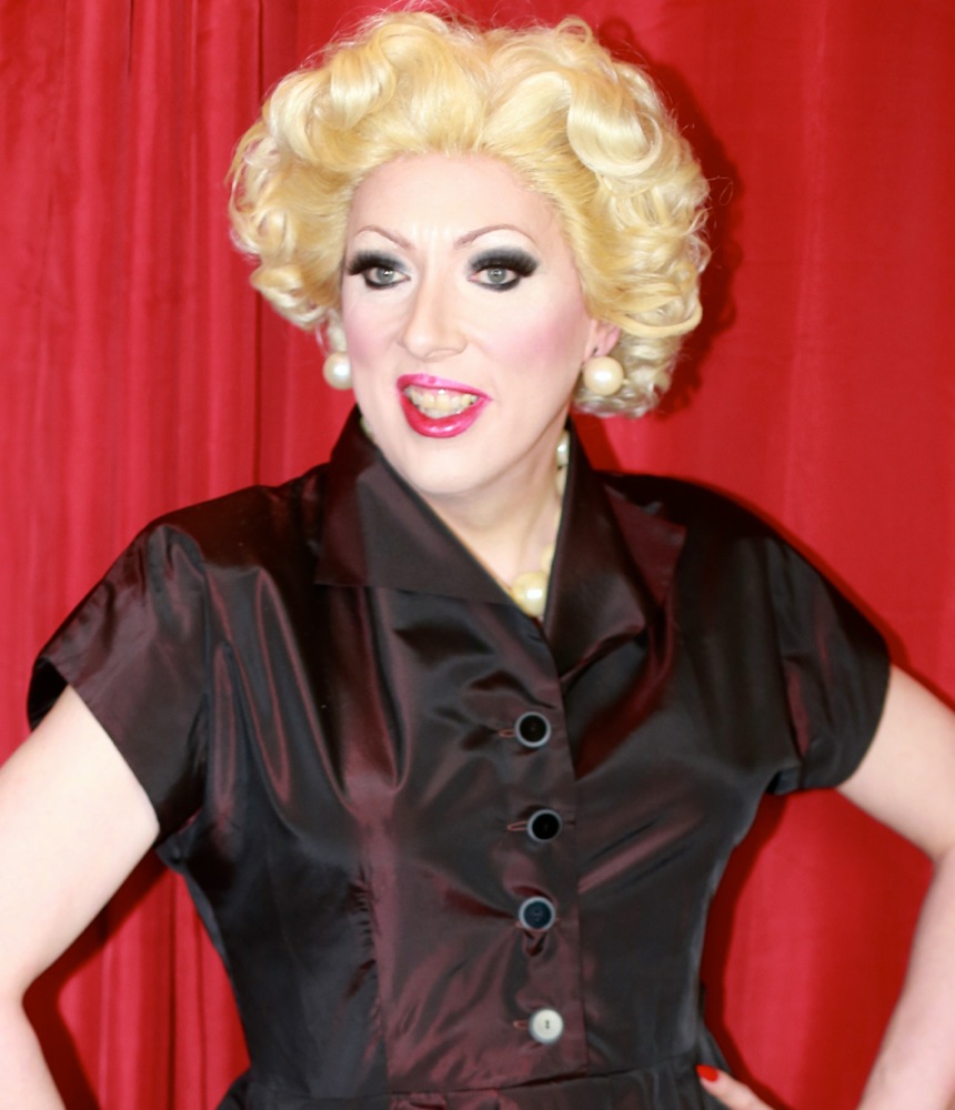 [Fashion] Her ‘Moaner-Lisa’ Smile – transretrogurl